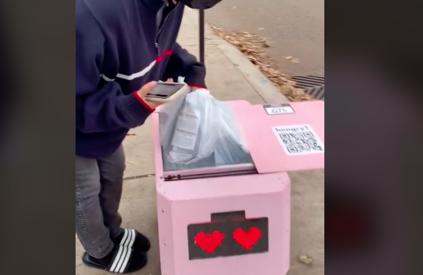 Tiny pink robot delivers snacks and meals for UberEats, Doordash, and ...